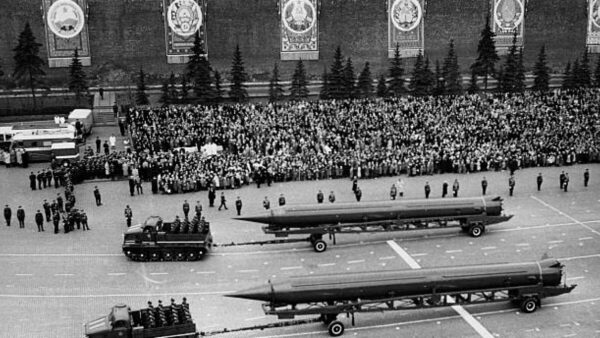 Sejarah Perang Dingin: Dampak & Latar Belakang Perang Dingin